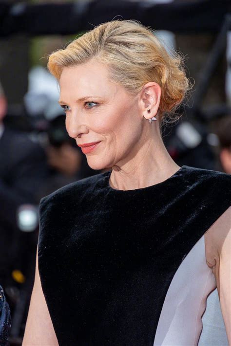 凯特布兰切特现身戛纳红毯 黑披风长裙气场爆棚 搜狐大视野 搜狐新闻
