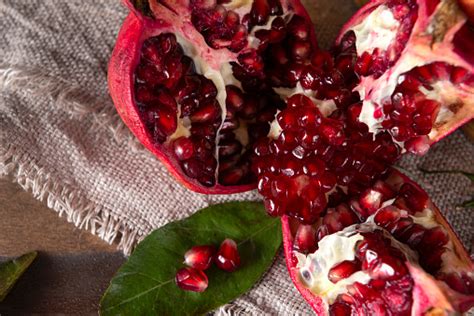 나무 배경에 냅킨에 잘 익은 빨간 육즙 석류 씨앗 상단보기 클로즈업 0명에 대한 스톡 사진 및 기타 이미지 0명 갈색 겨울 Istock