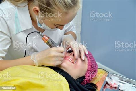 미용실에서 미용사의 작품 어린 소녀 굽은 여자 미용사 고 그녀의 영구 립 메이크업 닫습니다 정상에서 전망입니다 가로 방향 2명에 대한 스톡 사진 및 기타 이미지 Istock