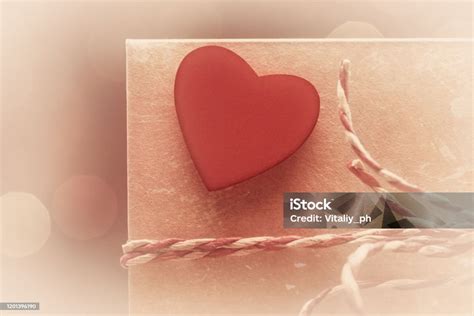 활과 빨간 마음으로 봉투를 닫습니다 발렌타인 데이 컨셉 빈티지 양식에 일치시키는 사진 공휴일에 대한 스톡 사진 및 기타 이미지 공휴일 긍정적인 감정 표현 놀라움