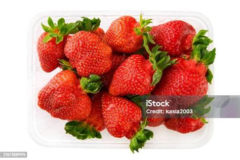 빨간 딸기 추악한 녹색 줄기와 물방울 플라스틱 용기 통 절연 통하고 있는 와 와 백색 배경 신선한 달콤한 과일과 슈퍼마켓 플라스틱 상자 용기 추악한 제품 개념의 배달 개체