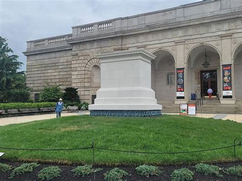 역사 무게 지탱하는 민초들…美수도 한복판에 韓작가 작품