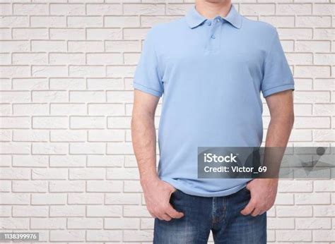 복사 공간 회색 벽돌 벽 배경에 빈 파란색 T 셔츠를 입고 남자 모의 템플릿 디자인을 위해 전면 보기 남자에 대한 스톡 사진 및 기타 이미지 Istock