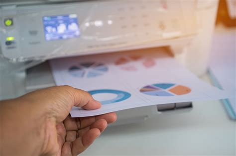 비즈니스 프린터 사무실 개념의 인쇄 문서레이저 인쇄 카트리지 피더 바쁜 사무실에서 복사 차트용 스캐너 기계에서 보고서 Finacial을 위한 사업가 인쇄 문서 그래프