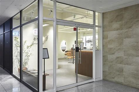 화이트톤에 우드와 조명으로 포인트를 준 23평 파주 미용실인테리어 파주