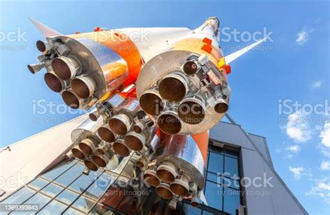 푸른 하늘을 통해 러시아 우주 발사 차량의 우주 로켓 엔진 미사일에 대한 스톡 사진 및 기타 이미지 미사일 Launch Party 로켓 Istock