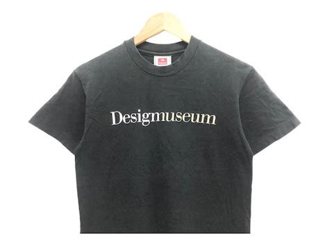 Vintage Designmuseum Minimalist Font Logo Tee Gem