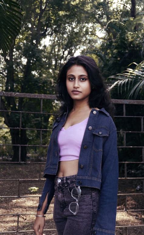 검은 머리 긴 머리 난간 모델 서 있는 수직 쐈어 여성 우아함 잡고 있는 전통 의상 창문 초상화 패션 사진에 관한 무료 스톡 사진