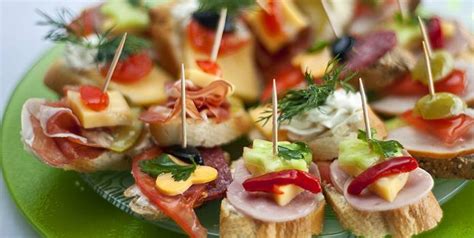 Направете и хапнете ПИЦА С РИБА ТОН МОЦАРЕЛА МАСЛИНИ КАЛАМАТА И РУКОЛА ето как я приготвих