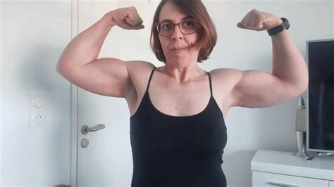 Biceps pecs trapezius and back flexion Flexion de biceps pecs trapèzes et dos Deesse