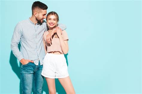 Сексуально улыбающаяся красивая женщина и ее красивый парень Бесплатно Фото