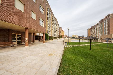 아카시아 나무 바닥 우산 돌 산책로 벤치 샤워실 잔디와 나무가 있는 정원이 있는 수영장 단지 블록의 내부 안뜰 외관 0명에 대한 스톡 사진 및 기타 이미지 Istock