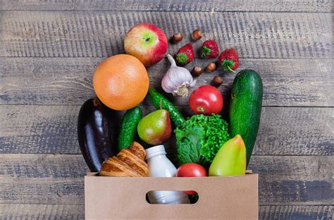 Healhty 음식입니다 나무 테이블 배경에 과일과 야채와 식료품 종이 가방 최고의 볼 수 있습니다 플랫이 하다 공간 복사 가득 찬에 대한 스톡 사진 및 기타 이미지