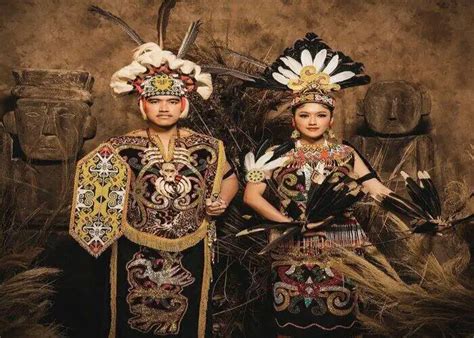 Kaesang Dan Erina Gudono Kenakan Pakaian Adat Dayak Panen Pujian Espos Id