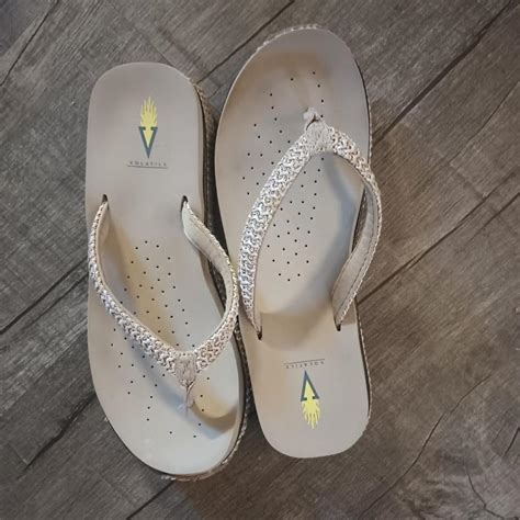 Womens Volatile Flip Flops Size 10 In Very Good Depop