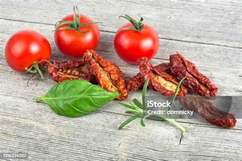 전통적인 지중해 주방 신선한 토마토 로즈마리 가지 나무 책상에 바질 잎을 곁들인 맛있는 말린 토마토 개념에 대한 스톡 사진 및 기타 이미지 Istock