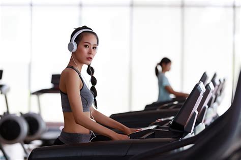 피트니스 체육관에서 헤드폰 심장 운동을 착용 하는 피트 니스 여자 가냘픈에 대한 스톡 사진 및 기타 이미지 가냘픈 건강한 생활방식 권위 Istock