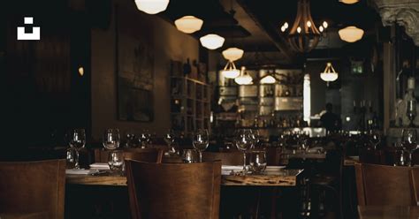 나무 테이블과 의자가 있는 희미한 조명 레스토랑 사진 Unsplash의 무료 사람 이미지