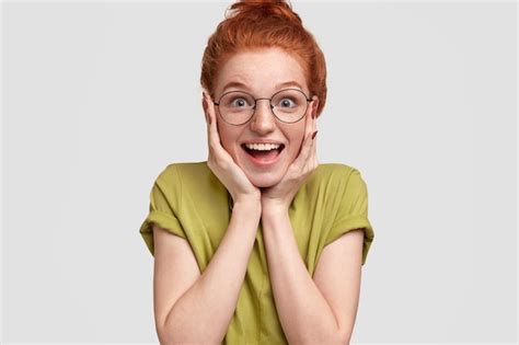 Portrait De Jeune Femme Rousse Photo Gratuite