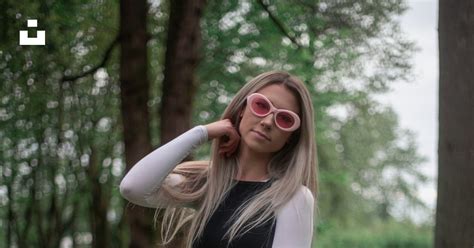 흰색 긴팔 셔츠와 검은 치마를 입은 여자가 낮에 회색 바위에 앉아 있다 사진 Unsplash의 무료 캐나다 이미지