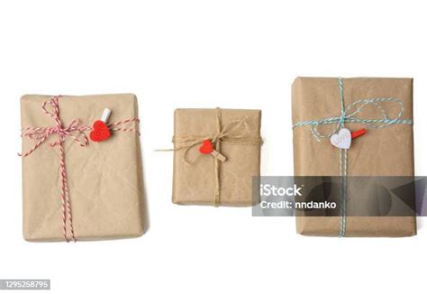 갈색 크래프트 종이에 싸서 밧줄로 묶인 상자 흰색 배경에 고립 된 선물 0명에 대한 스톡 사진 및 기타 이미지 0명 갈색 갈색 용지 Istock