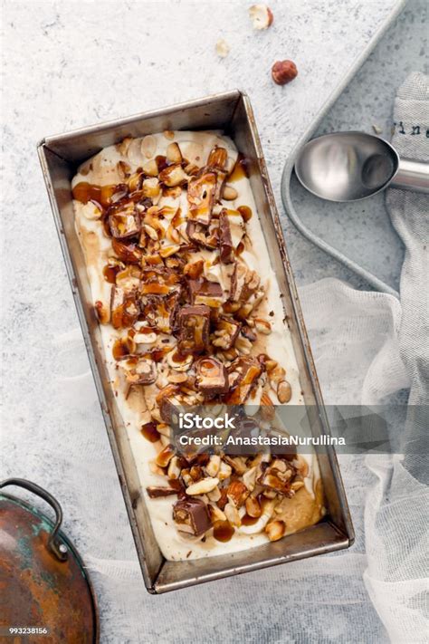 캐 러 멜 튀긴된 땅콩과 금속 소박한 배경에 트레이 베이킹에 헤이즐넛 아이스 크림 스 니 커 맛 있는 여름 치료 개념 복사 공간 구성입니다 갈색에 대한 스톡 사진 및 기타