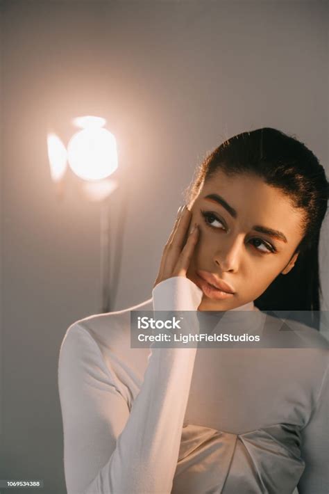 스포트 라이트와 함께 스튜디오에서 포즈 흰 거북 목에 세련 된 아프리카계 미국인 여자 사람들에 대한 스톡 사진 및 기타 이미지 사람들 사진 이미지 성인 전용 Istock