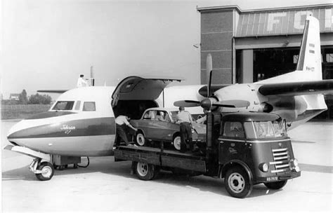 عکس آنتیک و کم نظیر بارگیری ژیان از هواپیما با کامیون