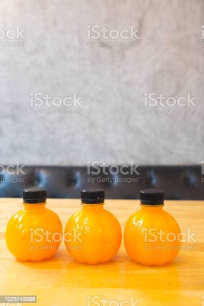 오렌지 주스의 3 개의 플라스틱 병 나무 테이블에 넣어 상쾌한 여름 0명에 대한 스톡 사진 및 기타 이미지 0명 가득 찬