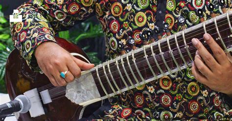 화려한 셔츠를 입고 기타를 연주하는 남자 사진 Unsplash의 무료 인도 음악 이미지
