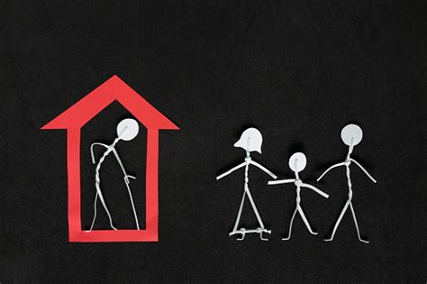 노인이나 노인들은 고립 사회적 배제 및 외로움 개념을 느낍니다 노인은 어두운 검은 색 배경의 창조적 인 구성으로 집 안에 홀로 그림을 붙입니다 개념에 대한 스톡 사진 및