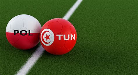 폴란드 대 튀니지 축구 경기축구공 축구장에 폴란드와 튀니지 국가 색상 복사 공간 오른쪽3d 렌더링 0명에 대한 스톡 사진 및 기타 이미지 Istock