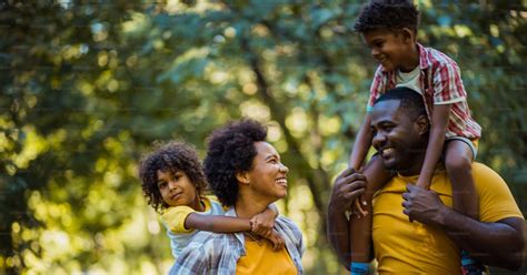 아프리카 계 미국인 가족 산책 트로프 공원 피기백에 아이들을 안고 있는 부모 사진 Unsplash의 세르비아 이미지