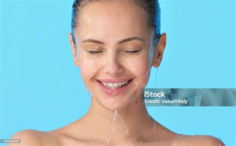 그것에 물이있는 여성의 얼굴 그녀의 얼굴에 물이 흐르는 젊은 쾌활한 소녀 깨끗한 얼굴을 물로 씻는 여자 25 29세에 대한 스톡 사진 및 기타 이미지 Istock