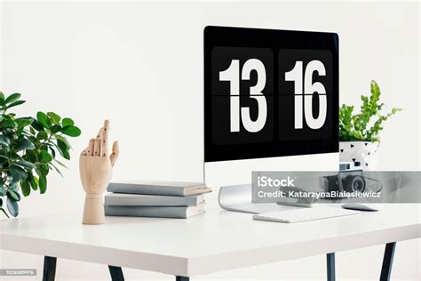 데스크톱 컴퓨터 카메라와 작업 영역 내부에서 식물 흰색 책상에 클로즈업 실제 사진 가구에 대한 스톡 사진 및 기타 이미지 가구 가정 생활 가정의 방 Istock