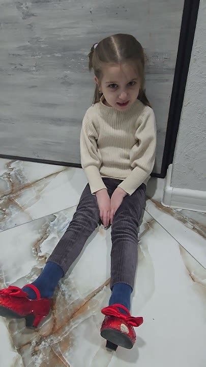 ეს მინი მაუსის ფეხსაცმელები შარშან დისნეილენდში გვაყიდინა გაიცვითა და წასვლას ითხოვს😍 ნუცა