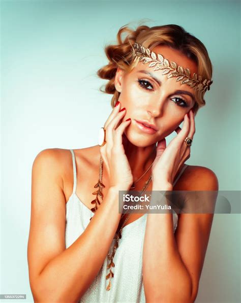 젊은 금발여자 처럼 입고 고대 그리스 신들 골드 보석 닫기 고립 된 아름 다운 소녀 손 손질 빨간 손톱 경외감에 대한 스톡 사진 및 기타 이미지 Istock
