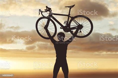 사이클링 실루엣 일몰 승리 응원 및 스포츠 목표 성공에서 자전거를 들어 올리는 남자 피트니스 자전거 및 운동 선수는 신체 운동 훈련 및 성취 후 자연에서 축하합니다 20