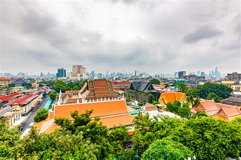 방콕 도시 태국의 파노라마 전망 전경 사원 고층 빌딩과 멀리 현대 건물에 거주 건물의 도시 풍경 신선한 나무와 식물 흐린 날씨 극적인 구름 건설 산업에 대한 스톡 사진 및