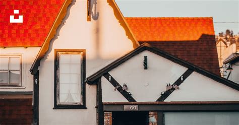 빨간 지붕이있는 건물 사진 Unsplash의 무료 아치 이미지