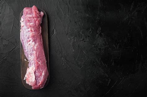 원시 돼지 고기 안심 필레 고기 잘라 나무 도마에 검은 돌 배경에 상단 보기 평면 누워 카피 스페이스와 텍스트 공간을 가진 건강한 식생활에 대한 스톡 사진 및 기타 이미지