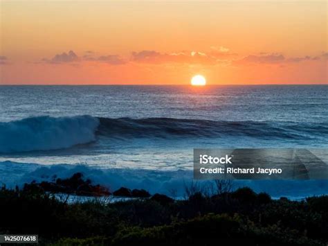 Yallingup 작은 해안 마을은 극적인 바위가 많은 바다 풍경 멋진 서핑 브레이크 밝은 하얀 모래 번성하는 예술 현장과 갈매기로 유명합니다 0명에 대한 스톡 사진 및