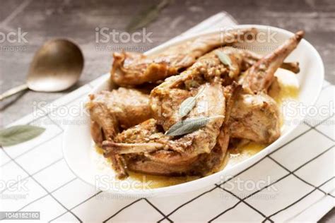 토끼는 겨자 마늘 백 리 향 세이 지의 추가 함께 와인과 크림 소스에 스튜 겨자에 대한 스톡 사진 및 기타 이미지 겨자