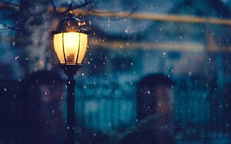 唯美的路灯壁纸图片窗外昏黄的路灯下飘洒的雪花那些唯美浪漫的雪花纷纷扬扬给在黑暗的夜晚常常给形单影只回家的人一丝慰藉它温暖了独自在路上的