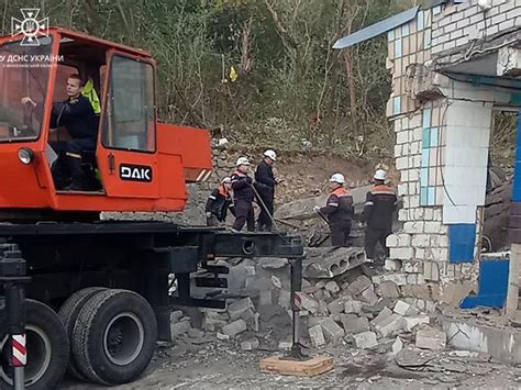 Внаслідок нічного обстрілу Миколаєва зруйнована човникова станція загинула людина ФОТО Inshe Tv