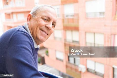 잘생긴 중년 노인 미소 쾌활한 행복하 고 긍정적인 창에 의해 미래를 찾고 건강한 생활방식에 대한 스톡 사진 및 기타 이미지 건강한 생활방식 긍정적인 감정 표현 남자