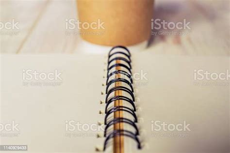 공예 종이 커피 컵과 나무 테이블에 복사 공간을 가진 열려있는 노트북 일기 0명에 대한 스톡 사진 및 기타 이미지 0명 갈색 용지 개념 Istock