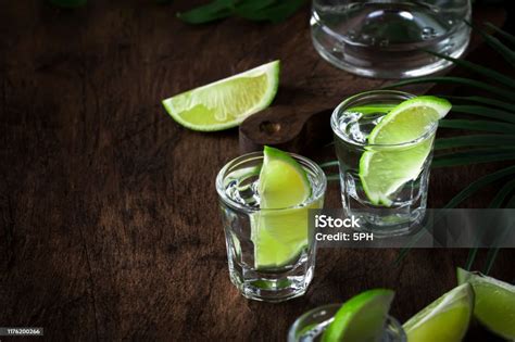 Cachaca 지팡이 설탕 라임 보드카 빈티지 나무 배경 선택적 초점에서 브라질 강한 알코올 음료 0명에 대한 스톡 사진 및