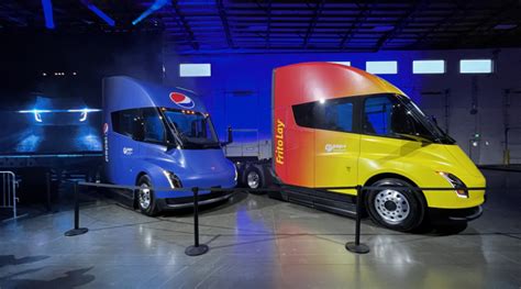 Тесла нэг цэнэглэлтээр 500 миль туулах чадвартай цахилгаан ачааны машинуудаа нийлүүлж эхэлжээ