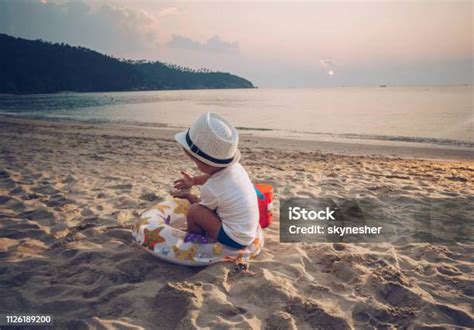 작은 소년 놀고 모래 해변에서 석양 남성에 대한 스톡 사진 및 기타 이미지 남성 놀기 단순하게 살기 Istock